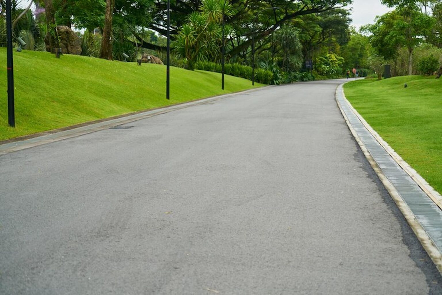 5 Surprising Benefits of Tarmac Surfacing for Your Driveway
